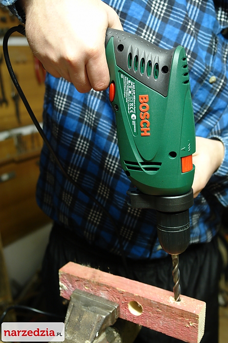 Schlagbohrmaschine Bosch PSB 28 RE in Heimwerkerhänden | rotopino.de